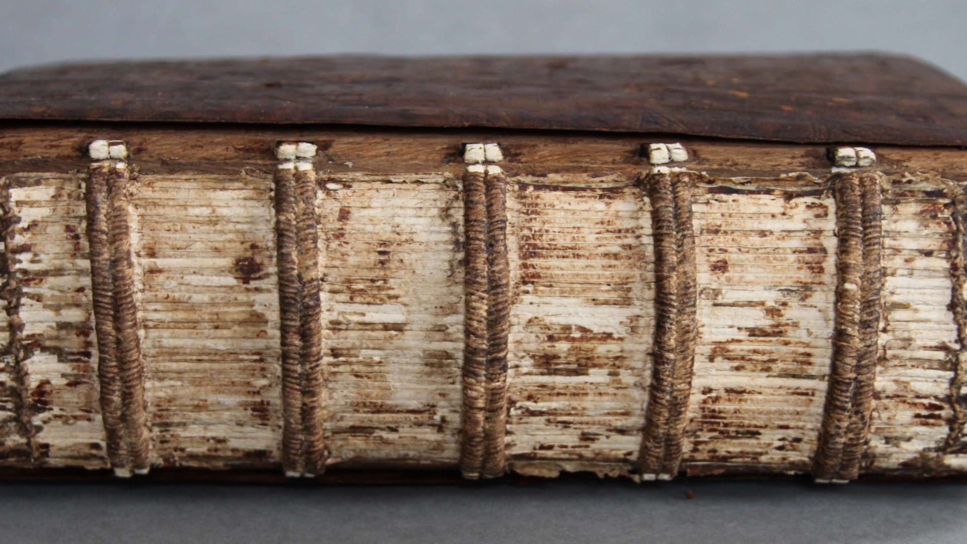 The Role of Thread in Traditional Bookbinding